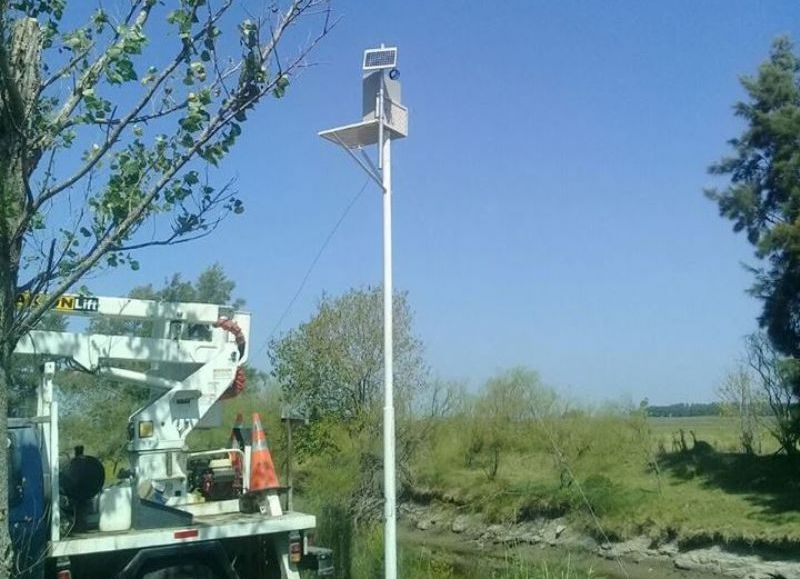Colocación de limnígrafo para medir nivel del agua en el arroyo